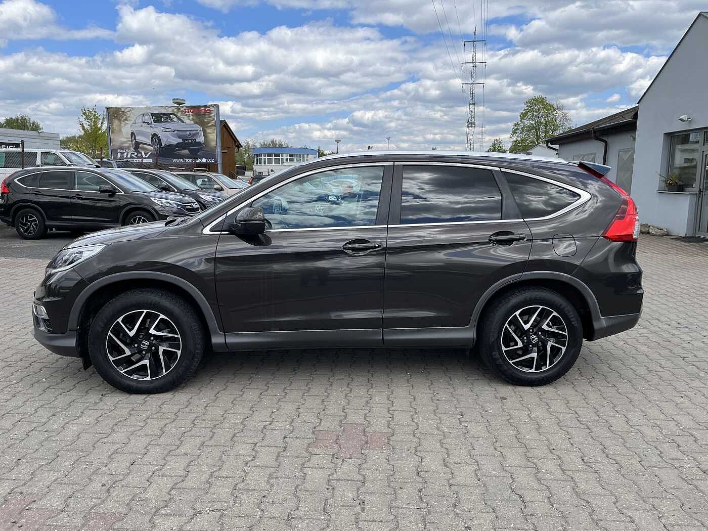 Ojetá Honda CR-V kompaktní SUV. Zde nakupte ojetý vůz Honda Approved.
